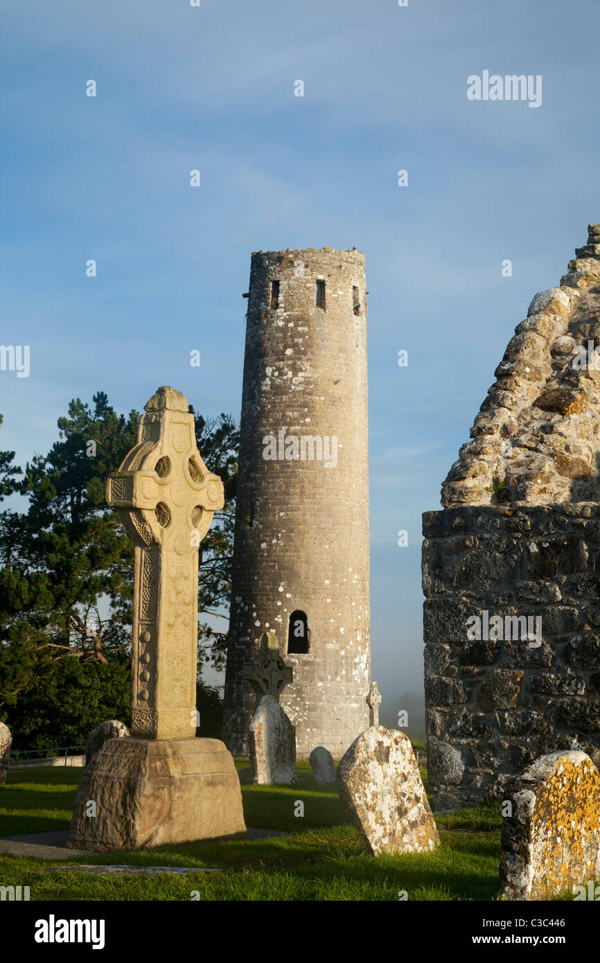 O'Rourke's Round Tower and the South Cross, Clonmacnoise Monastery ...