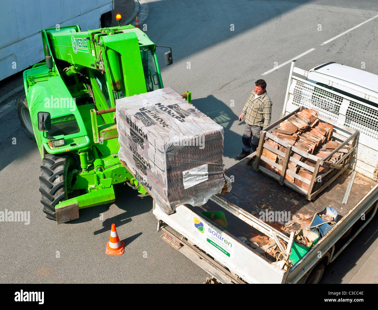 Merlo telescopic handler tractor unloading hi-res stock photography and ...