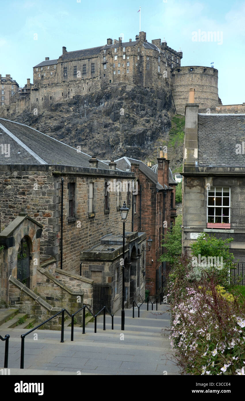 Edinburgh Castle photographed from The Vennel in the Old Town Stock ...