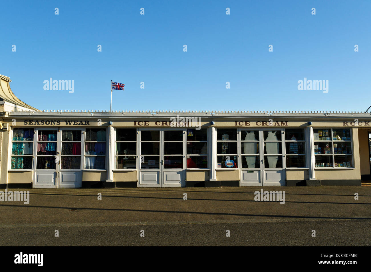 Seaside shops hi-res stock photography and images - Alamy