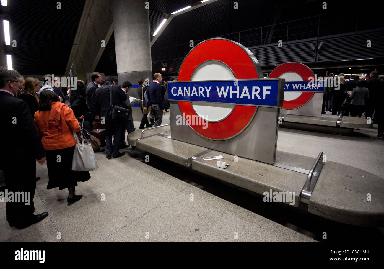 Commuters queuing at Canary Wharf tube station platform, Docklands ...
