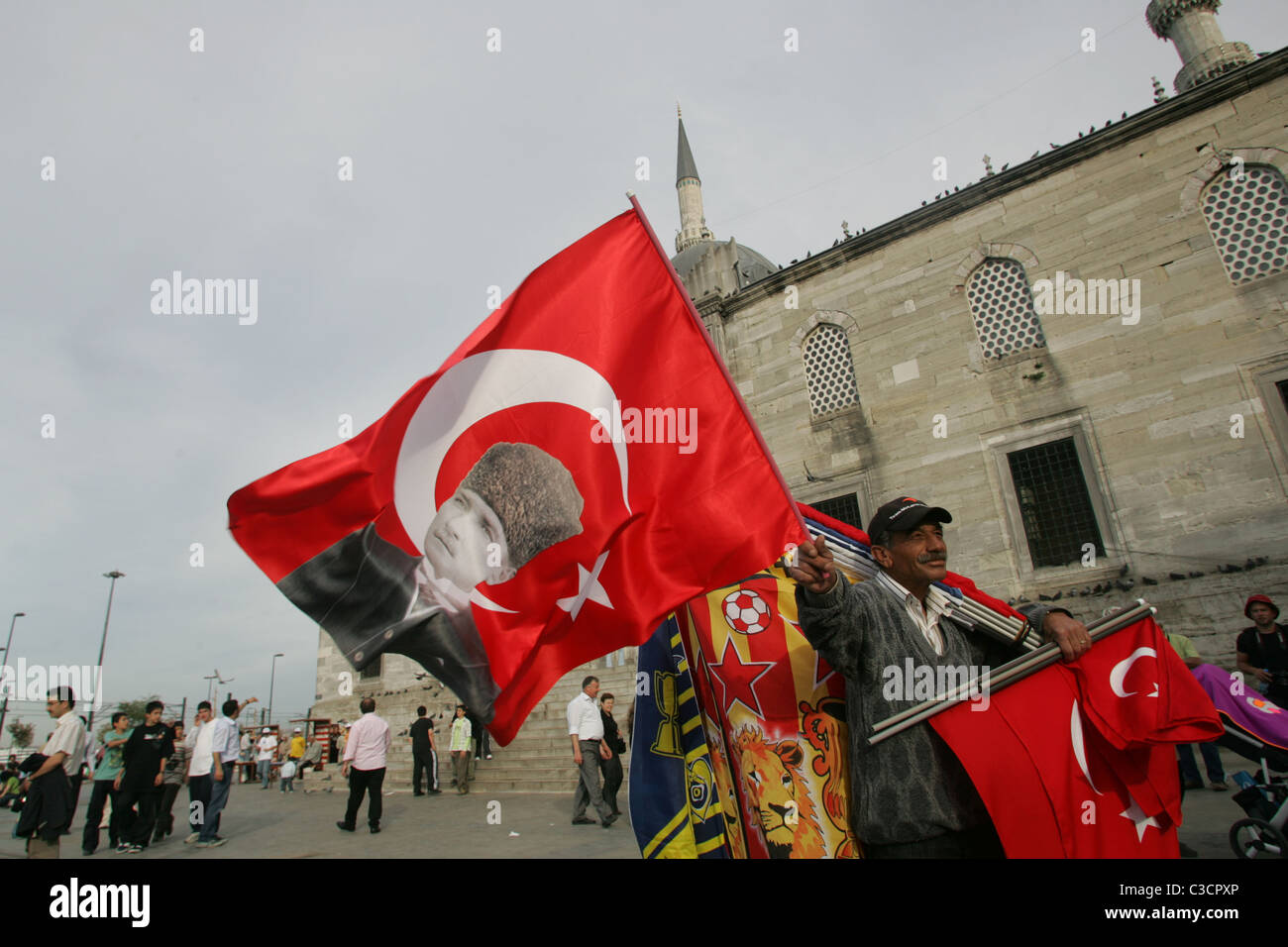 A man sell a Turkey flag Istanbul Stock Photo - Alamy