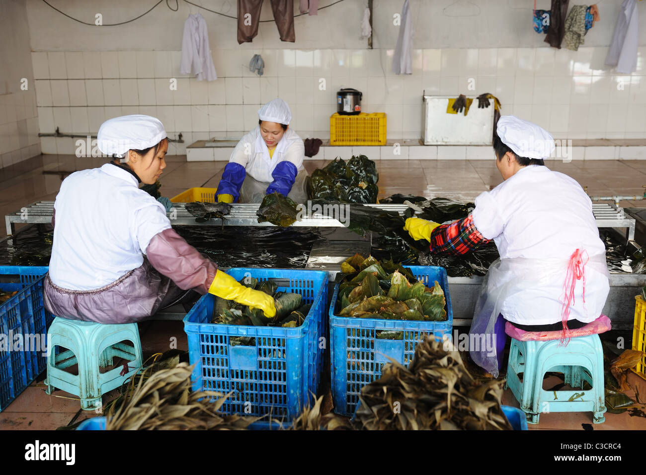 Chinese factory workers hi-res stock photography and images - Alamy