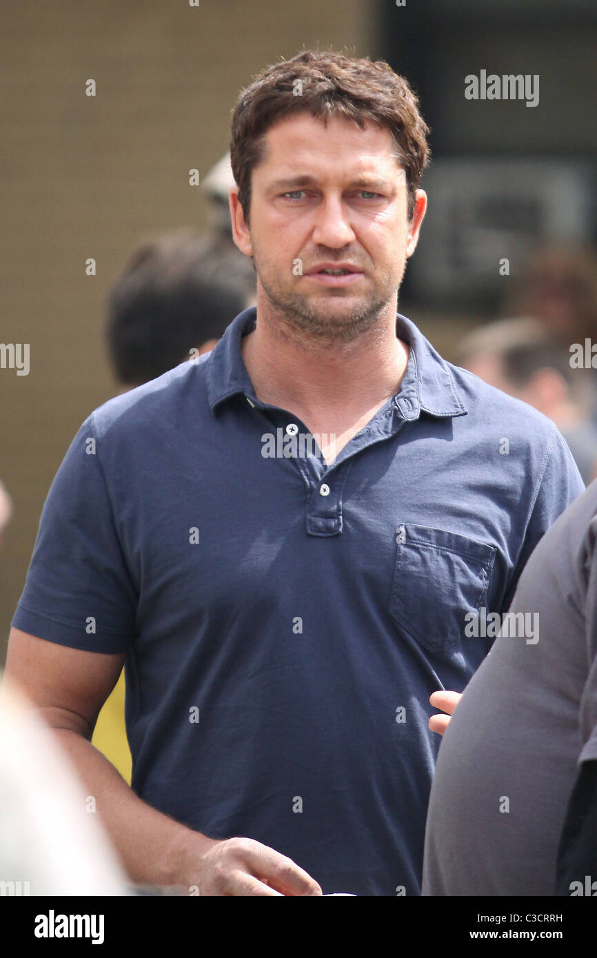 Gerard Butler on the set of 'The Bounty Hunter' filming a fight scene ...