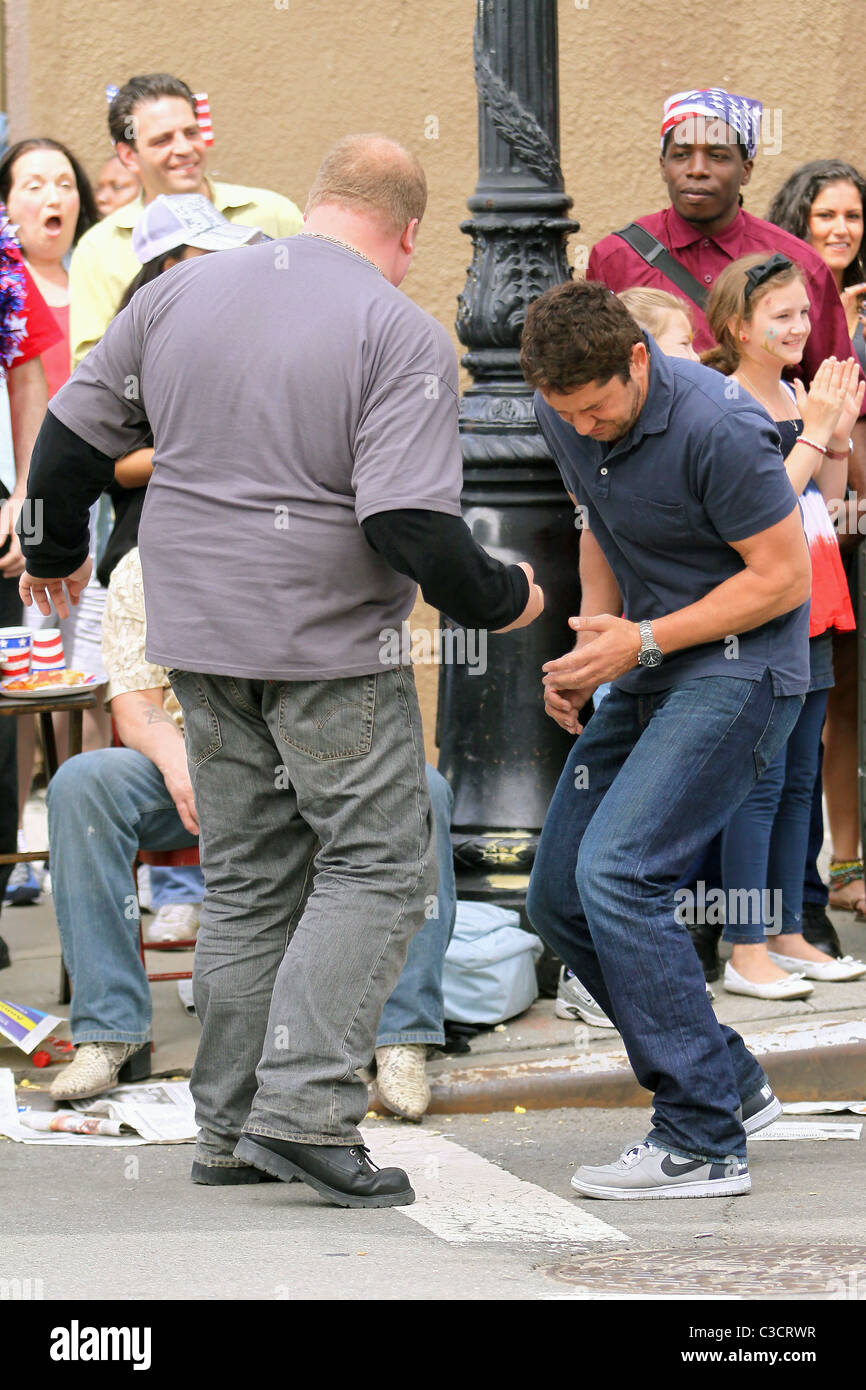 Gerard Butler on the set of 'The Bounty Hunter' filming a fight scene ...