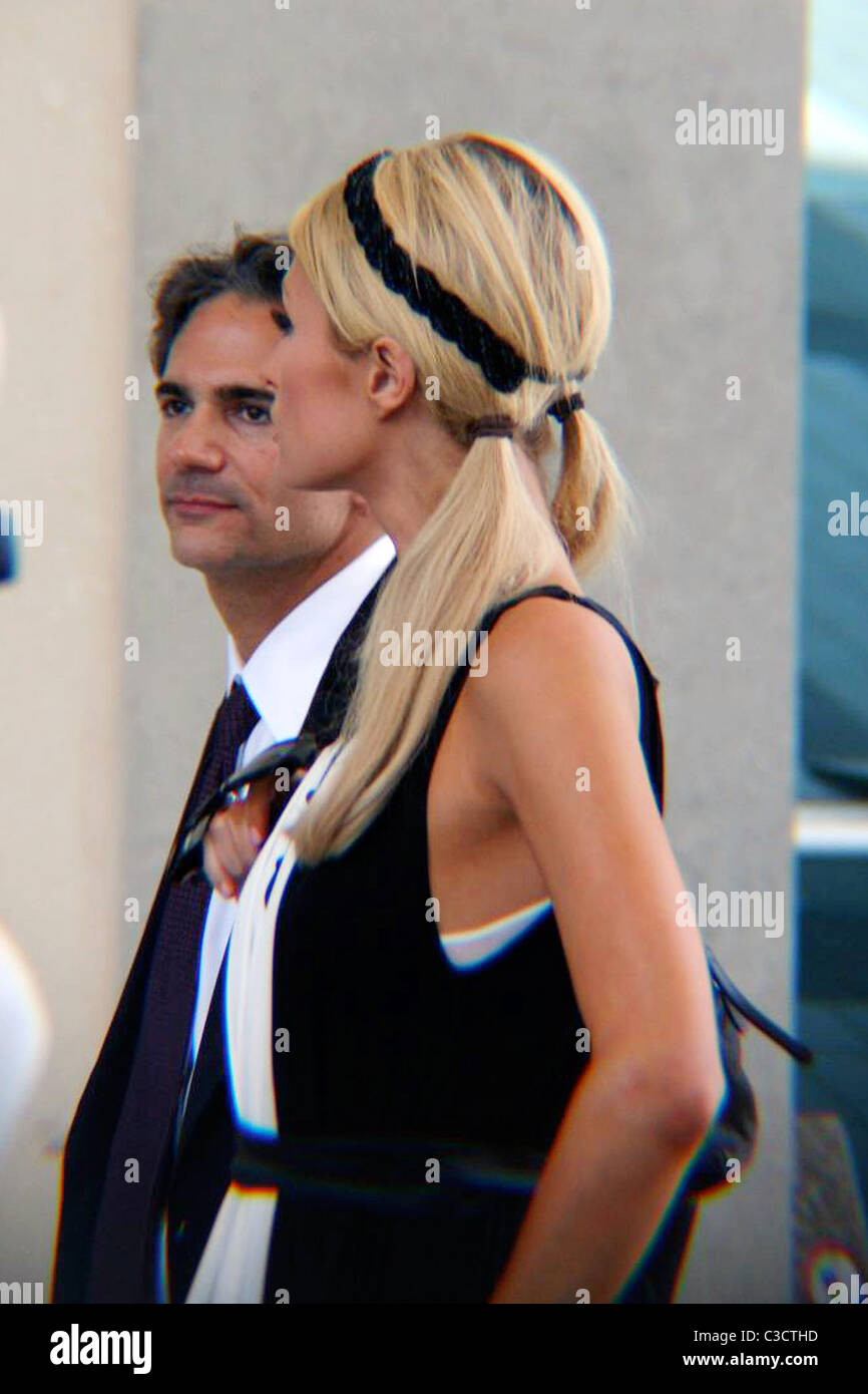 Paris Hilton arrives at the Ferguson U.S. Courthouse in downtown Miami ...