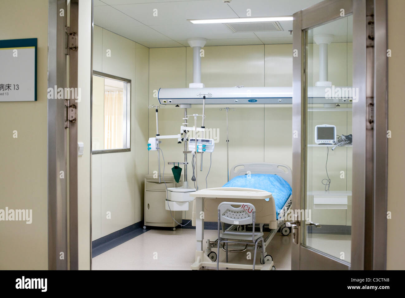 Empty hospital room Stock Photo - Alamy
