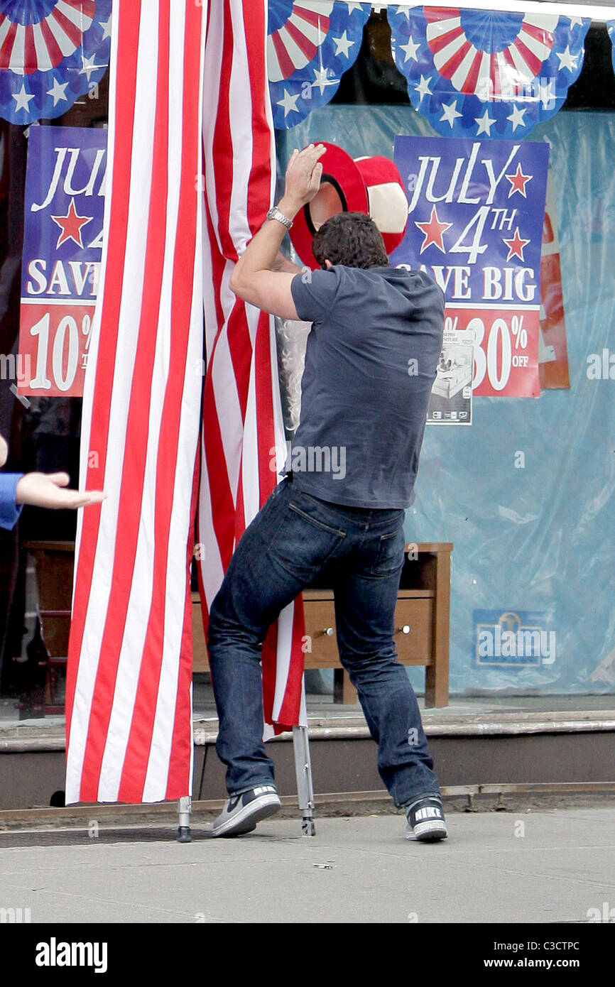 Gerard Butler on the set of 'The Bounty Hunter' filming a parade scene ...