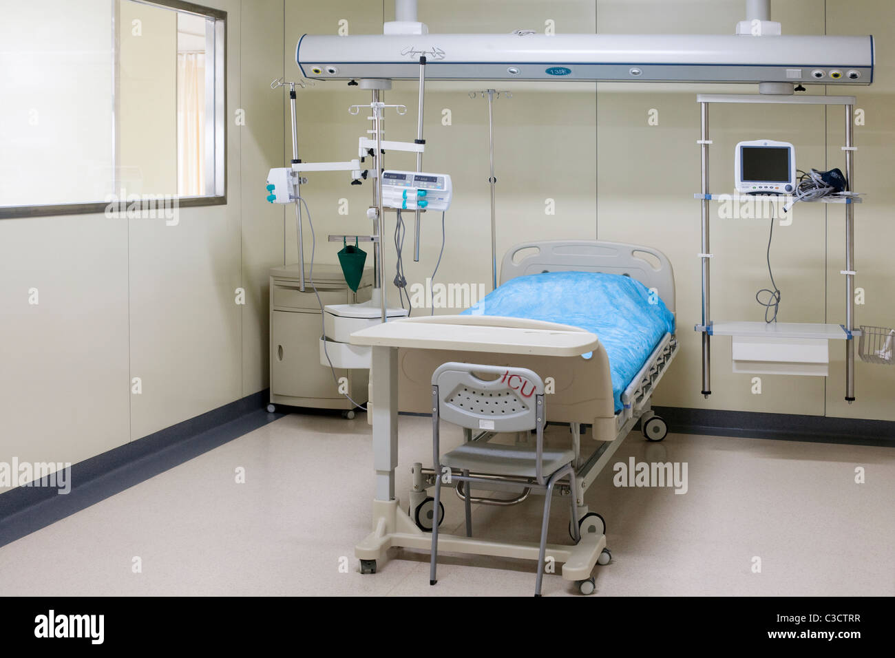 Empty hospital room Stock Photo - Alamy