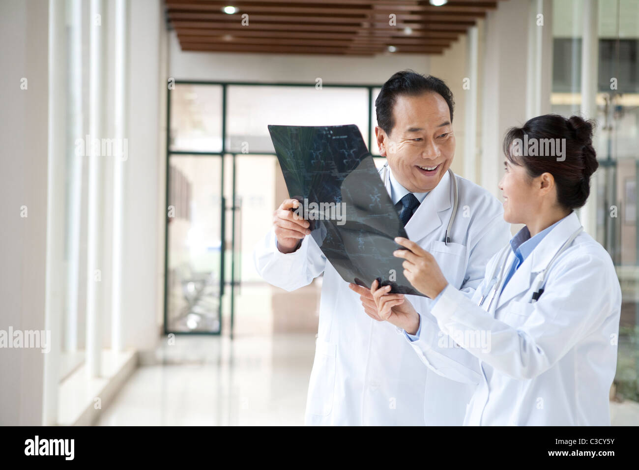 Team working together china hi-res stock photography and images - Alamy
