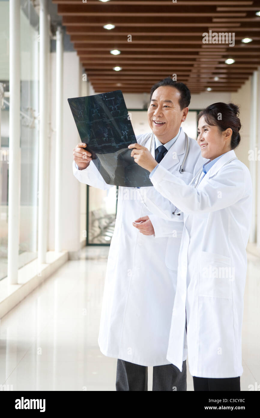 Two doctors look over a X-ray together Stock Photo - Alamy