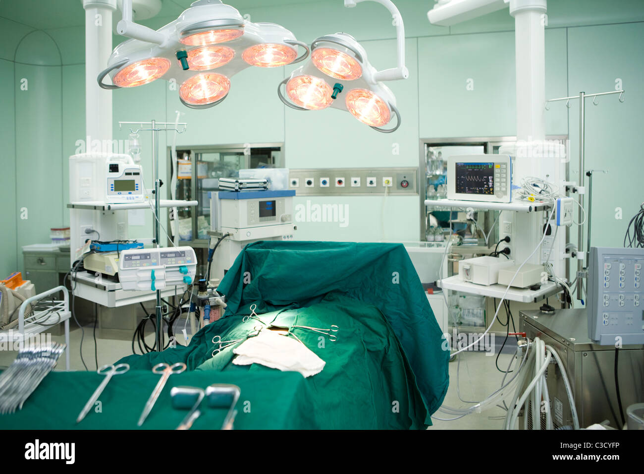Interior of a prepped operating room Stock Photo - Alamy