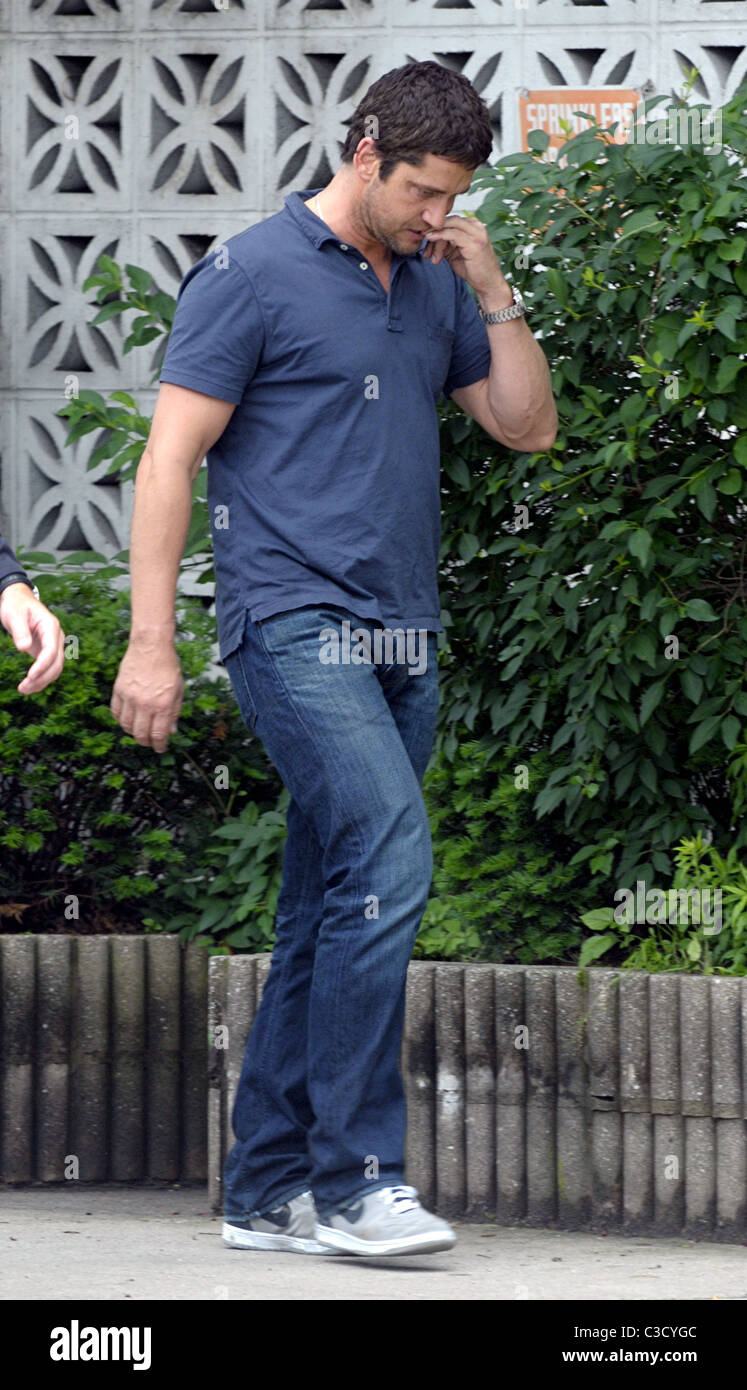 Gerard Butler bites his nails on the set of 'The Bounty Hunter' filming ...