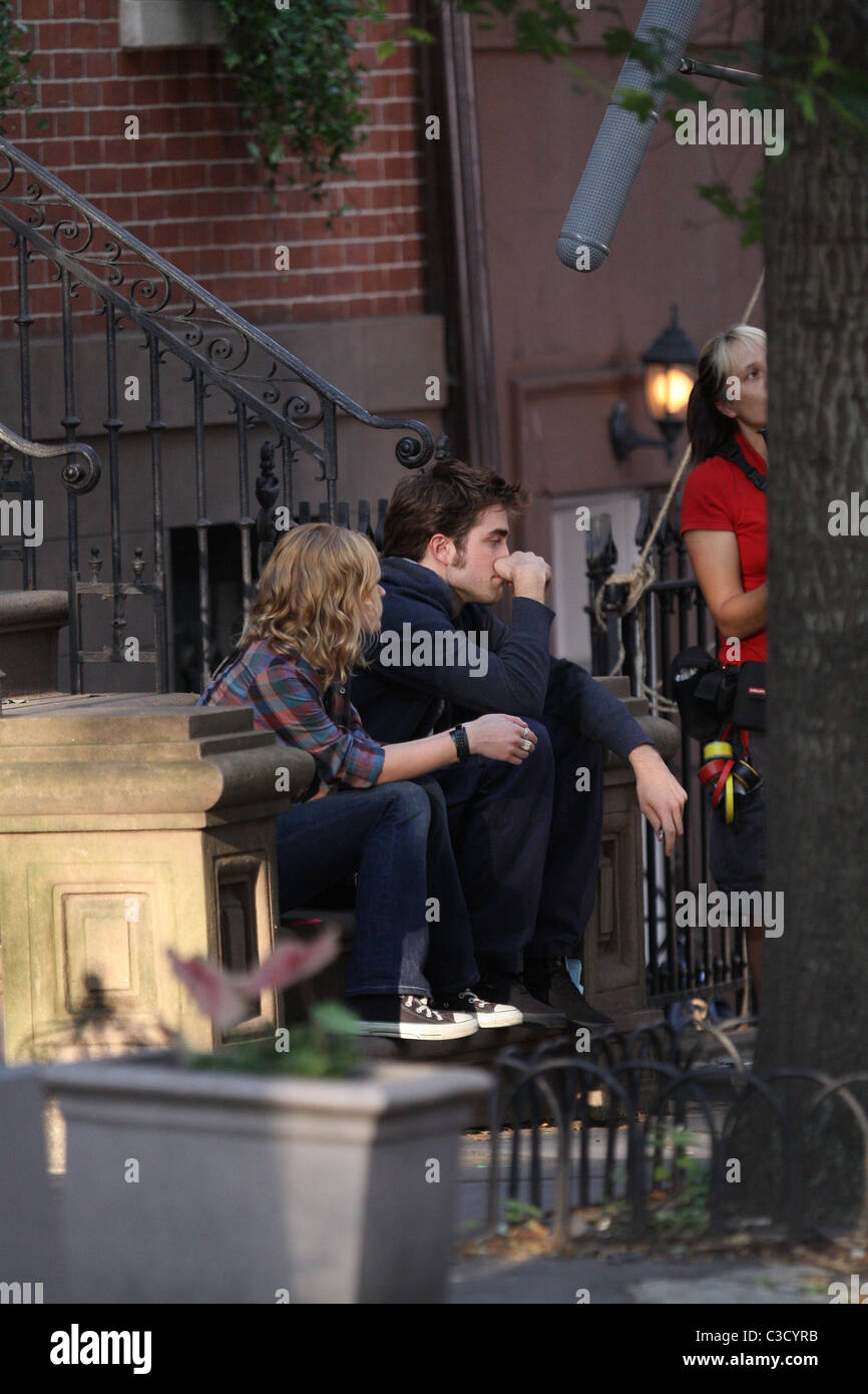 Emilie de Ravin and Robert Pattinson filming on the set of their new ...