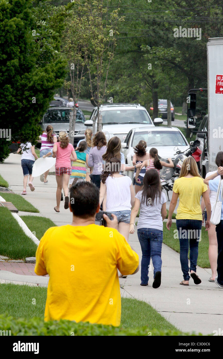 Fans Robert Pattinson and Emilie de Ravin on the set of their new film ...