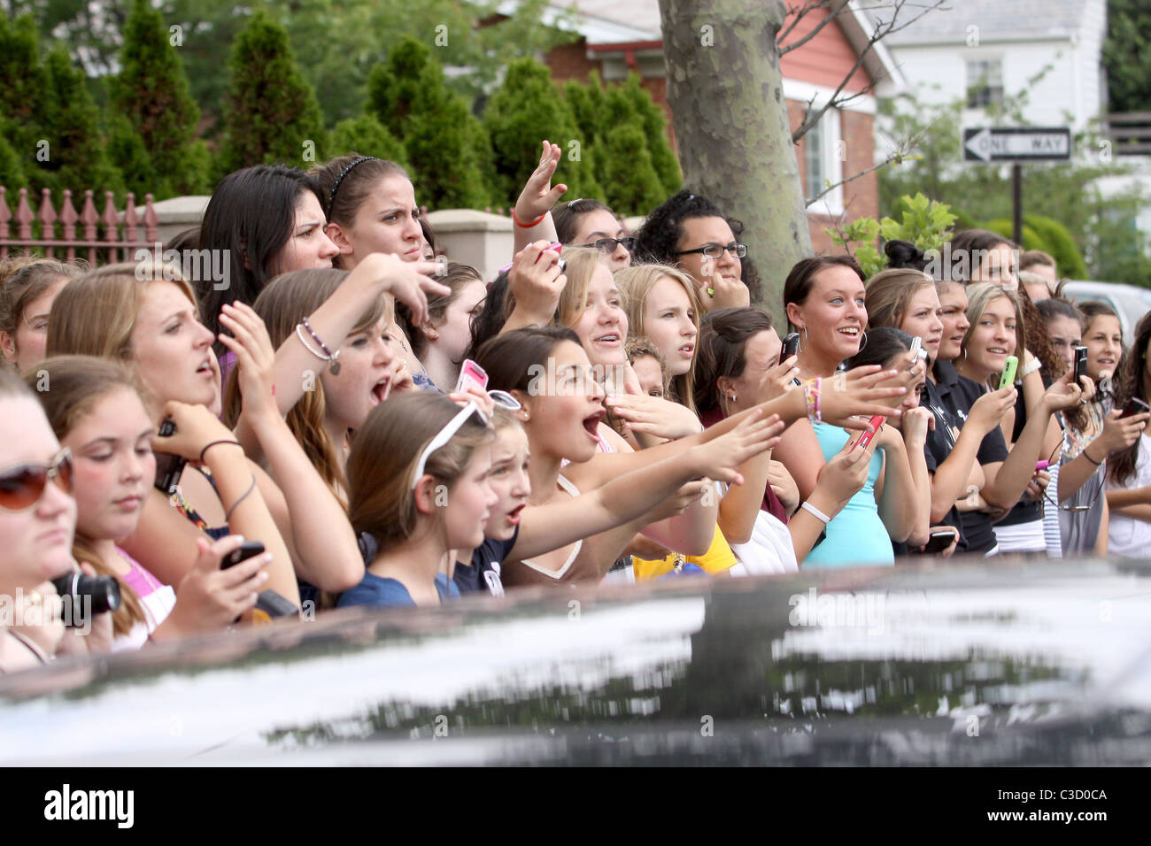 Fans Robert Pattinson and Emilie de Ravin on the set of their new film ...