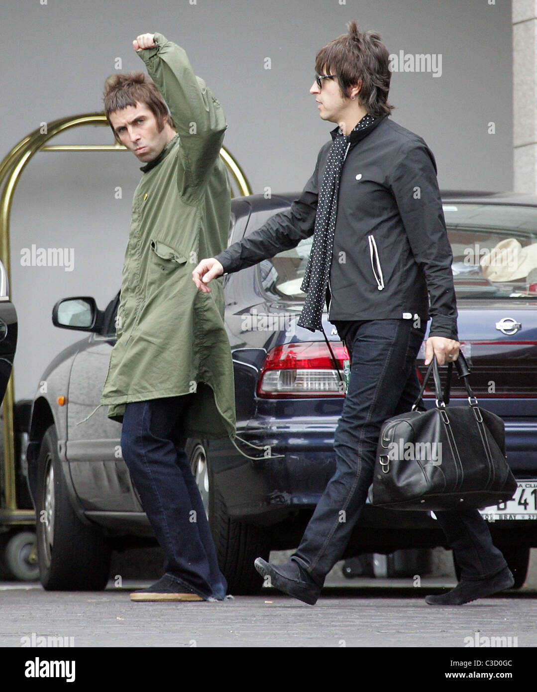 Waving liam gallagher 200609 hi-res stock photography and images - Alamy