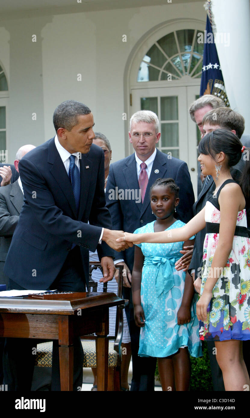 President Barack Obama signs the Family Smoking Prevention and Tobacco ...