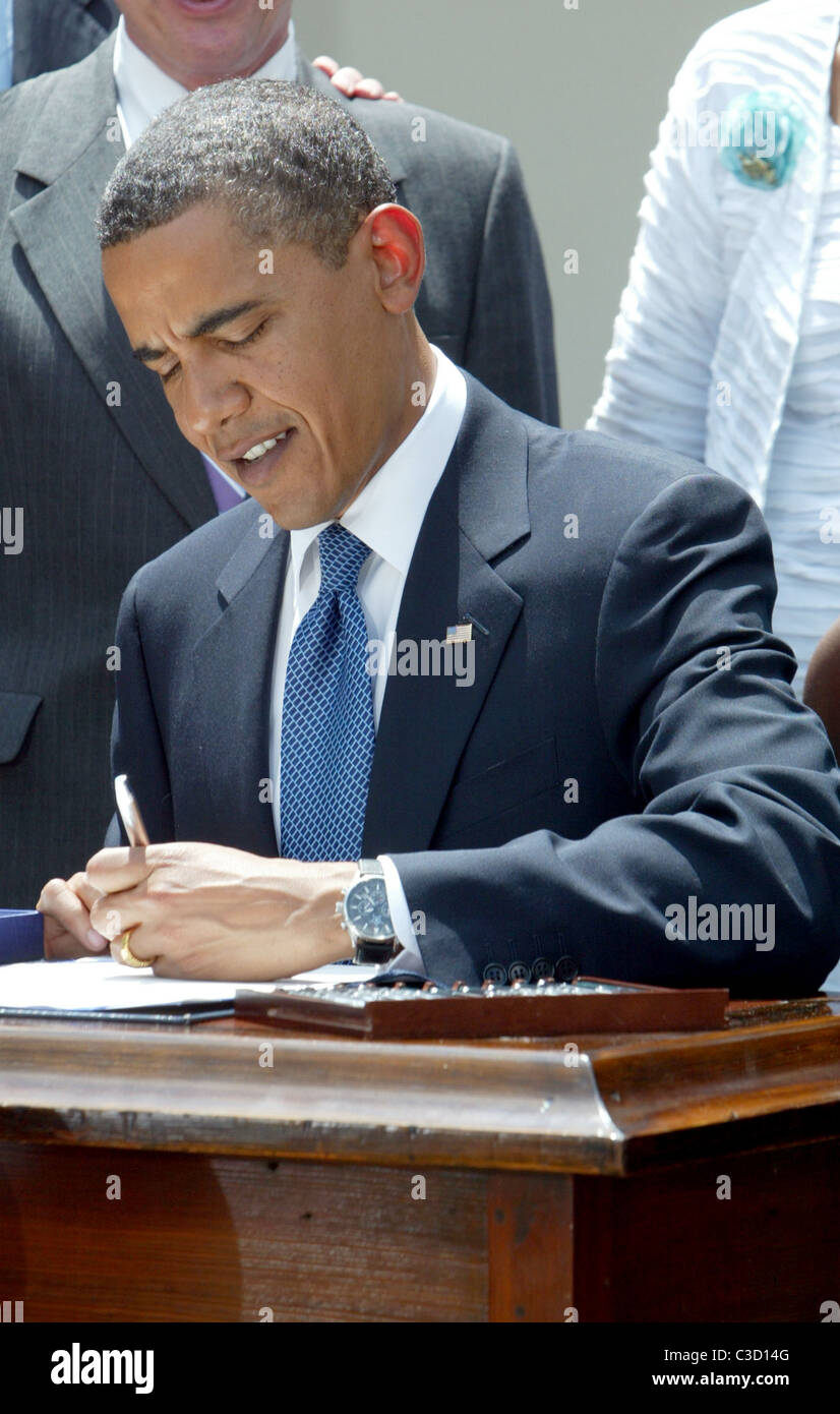President Barack Obama signs the Family Smoking Prevention and Tobacco ...