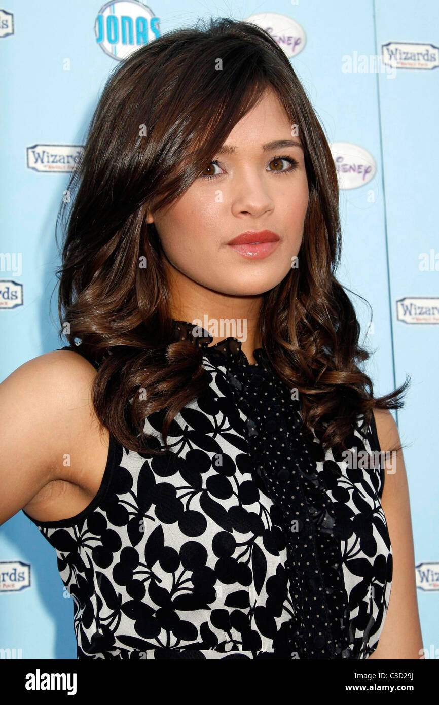 Nicole Gale Anderson Disney Channel's hit series 'Wizards of Waverly ...
