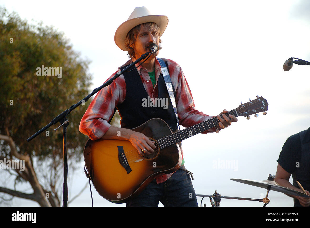 Steve Poltz performs to a sold out crowd at the Scripps Birch Aquarium ...