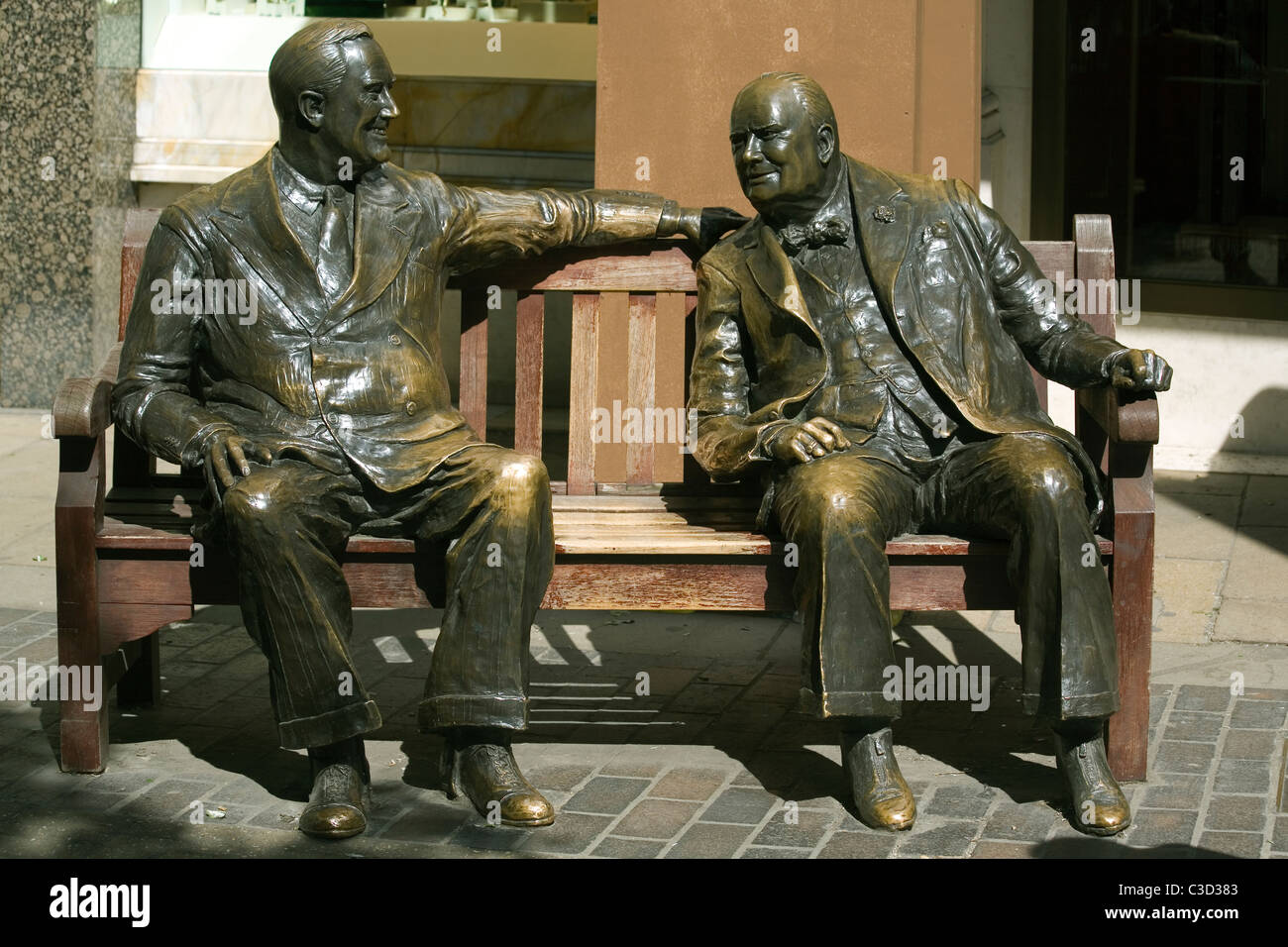 England London Bond street, "Allies" sculpture of Roosevelt & Churchill ...