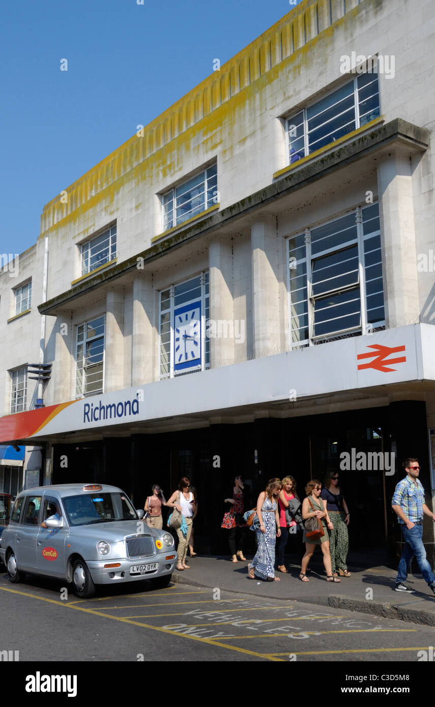 Richmond Upon Thames Railway station, London, England Stock Photo - Alamy