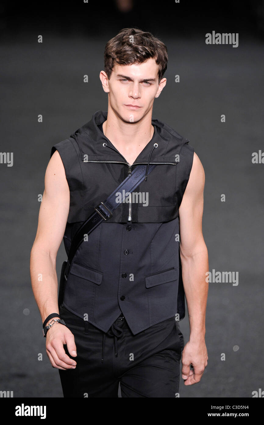 Model Paris Fashion Week Menswear Spring/Summer 2010 - Louis Vuitton ...