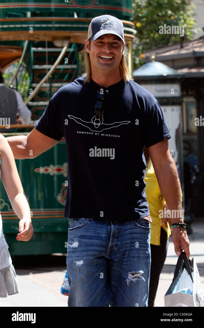 Josh Holloway seen out shopping at Abercrombie & Fitch with his nieces ...