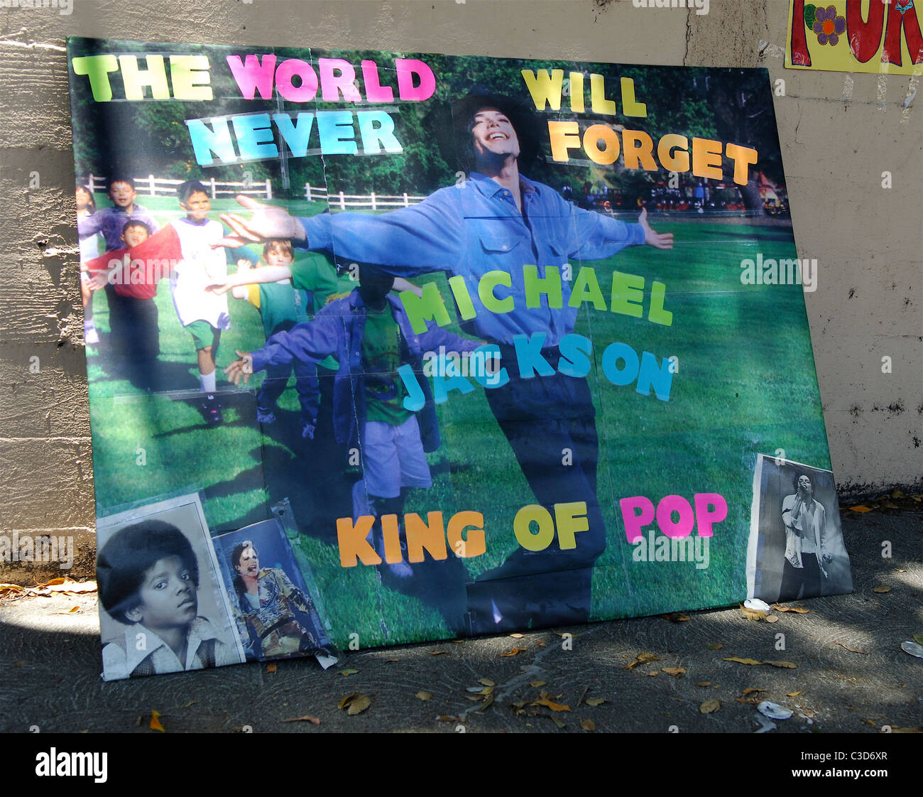 Atmosphere Fans leave cards, flowers and other tributes to Michael ...