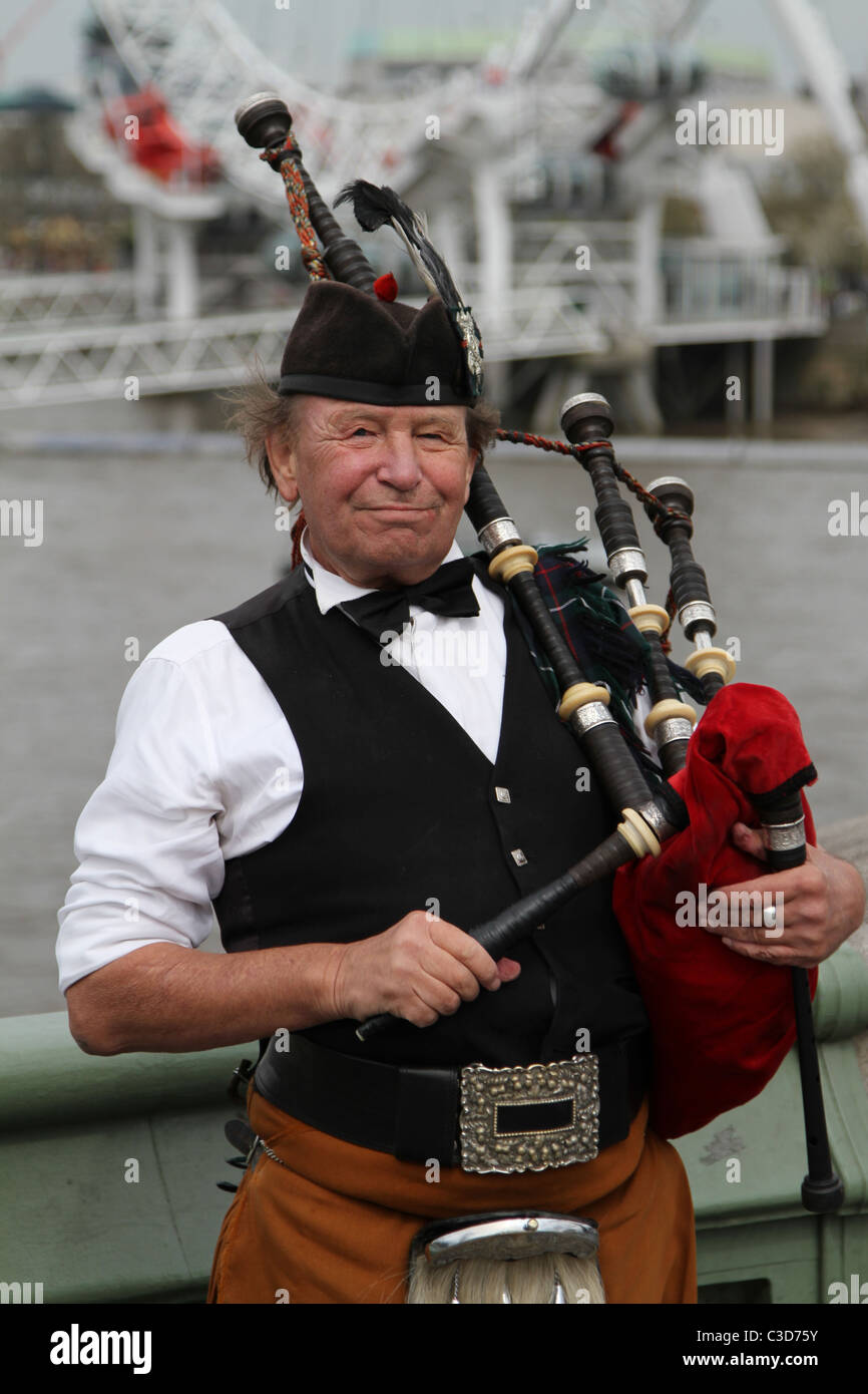 Scottish piper hi-res stock photography and images - Alamy
