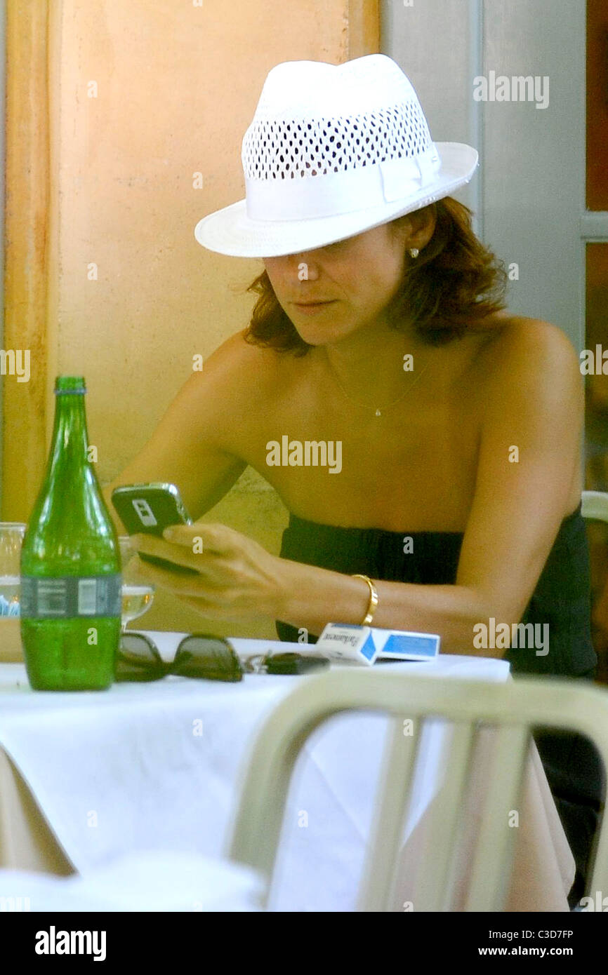 Kate Walsh 'Private Practice' star smoking a cigarette while enjoying a ...