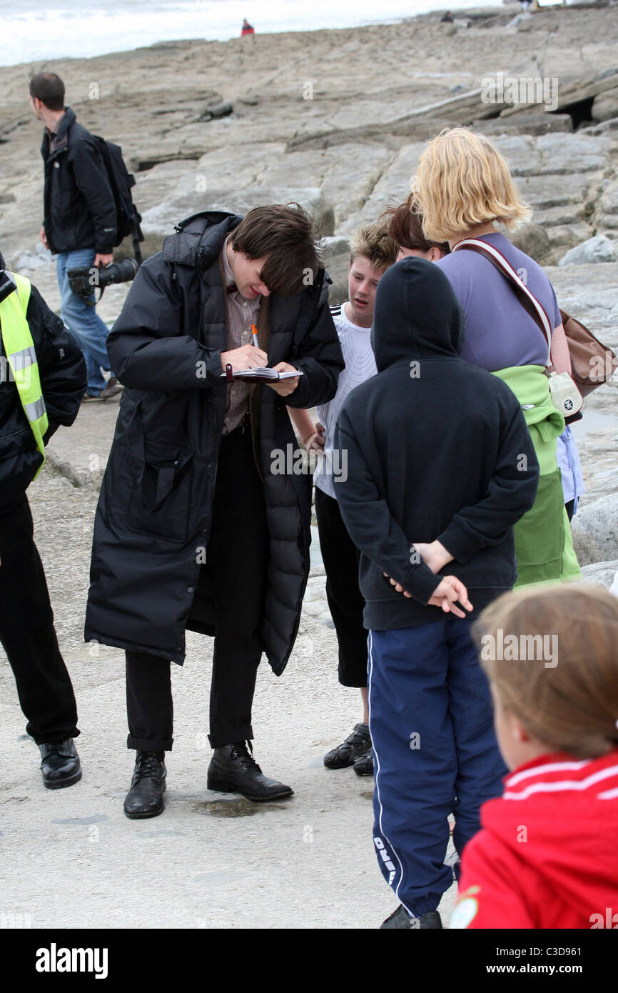 Matt smith sign autographs fan hi-res stock photography and images - Alamy