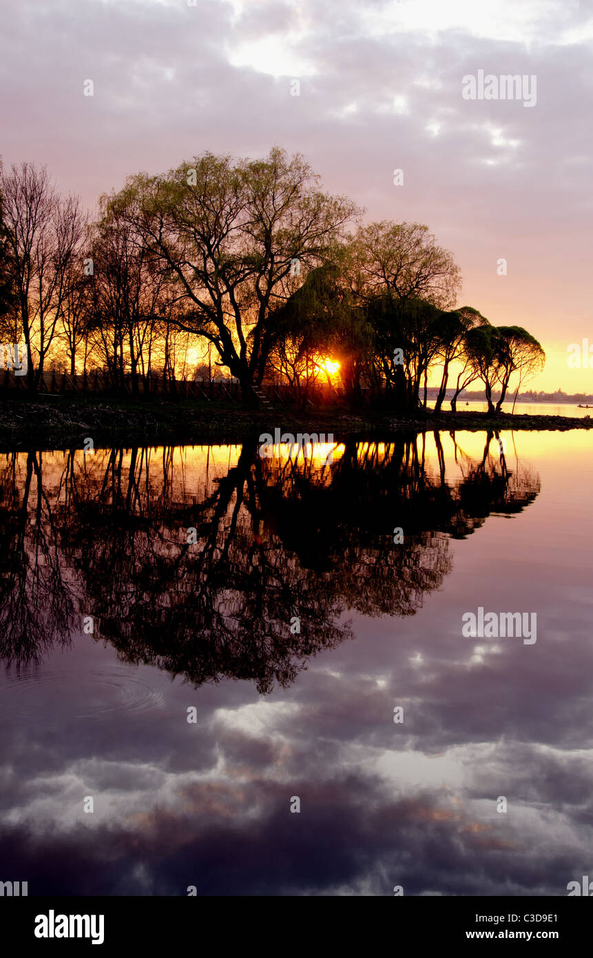 Reflection sun in water sunset hi-res stock photography and images - Alamy
