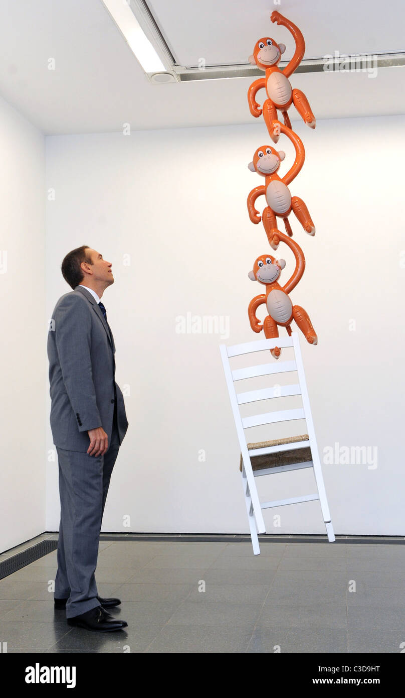 Jeff Koons stands with Monkeys (2003) Jeff Koons' Popeye Series - press ...