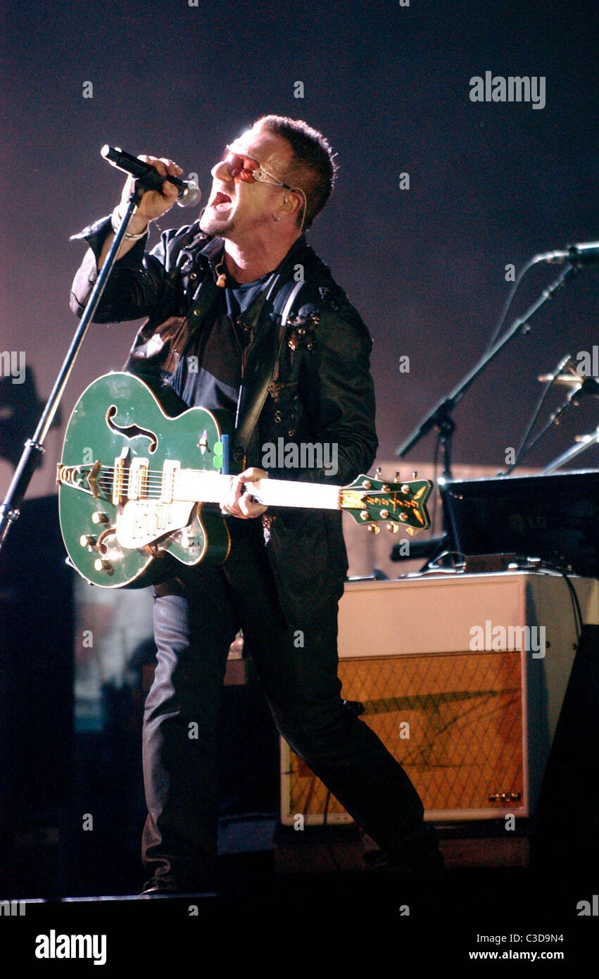 Bono u2 performing live in concert at amsterdam arena amsterdam hi-res ...