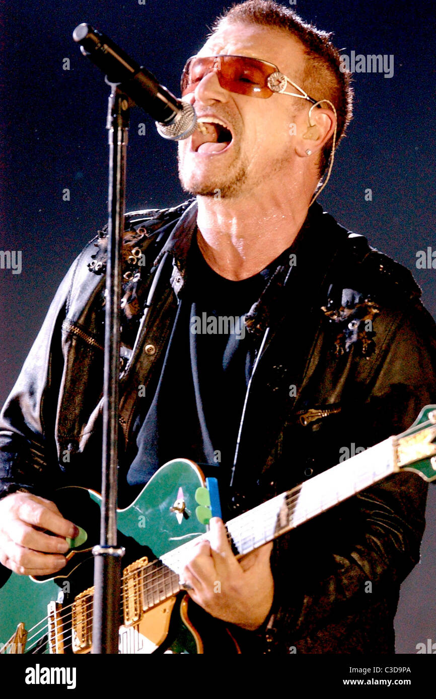Bono u2 performing live in concert at amsterdam arena amsterdam hi-res ...
