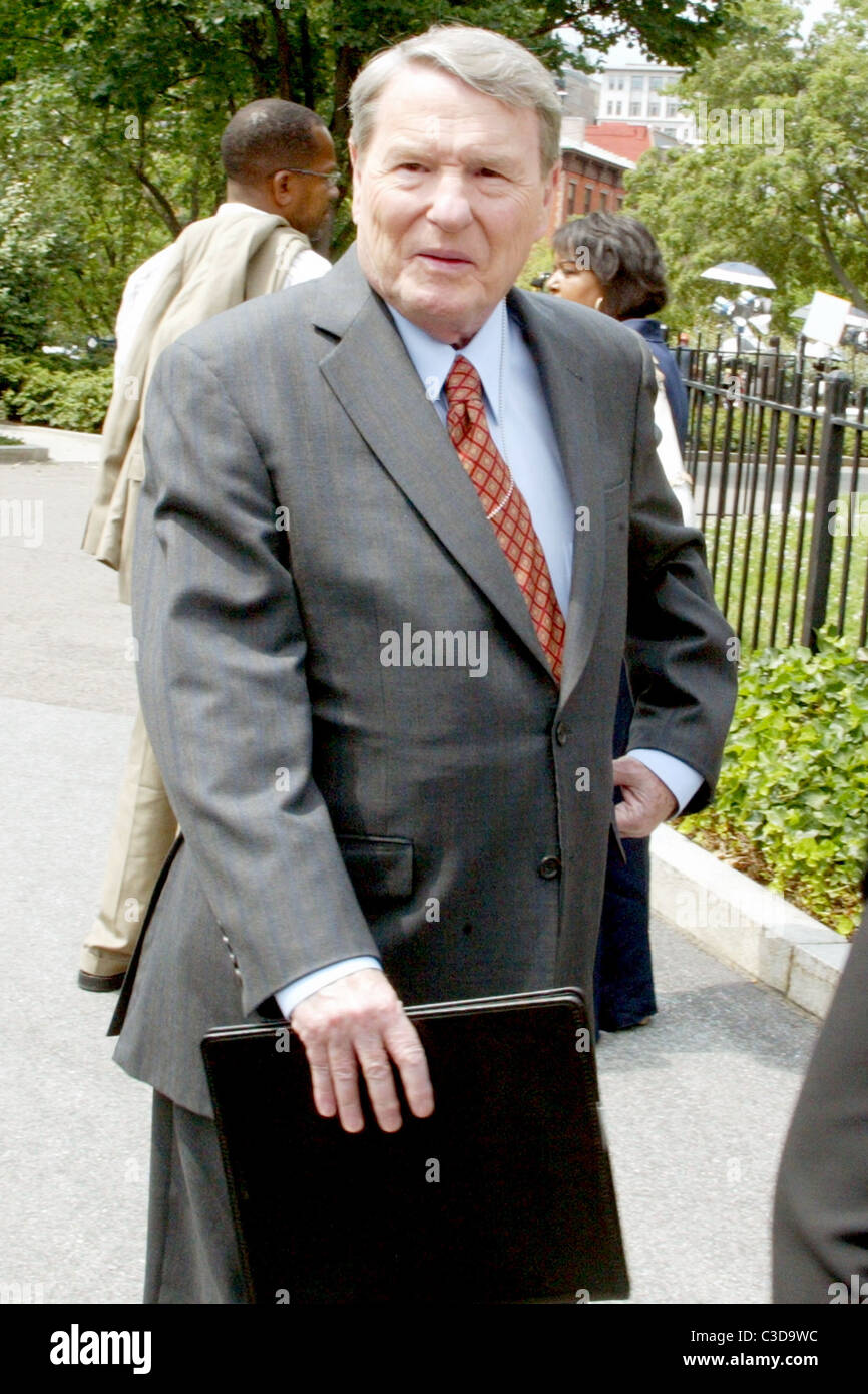 Jim Lehrer host of 'The NewsHour with Jim Lehrer' arriving at the White ...