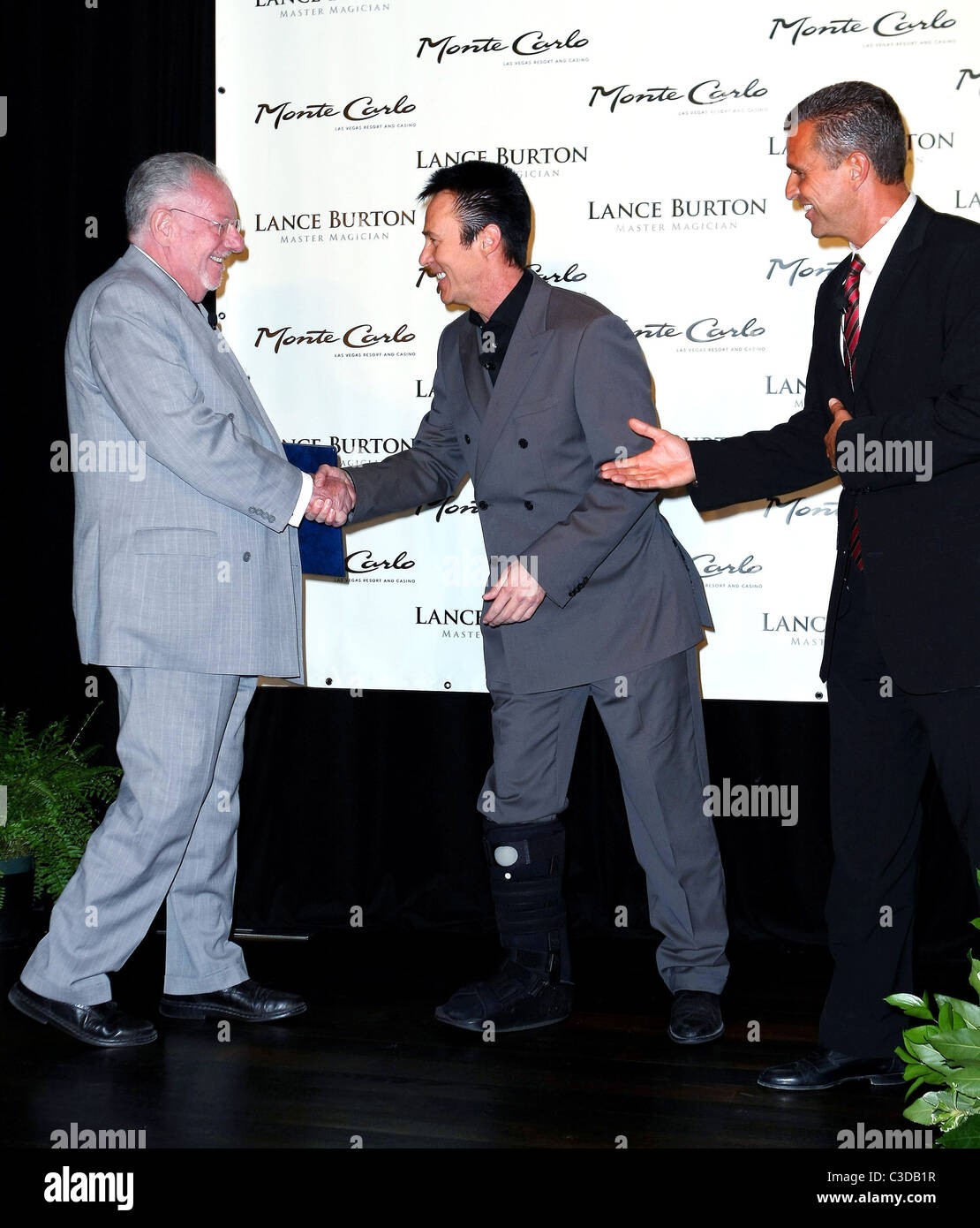 Las Vegas Mayor Oscar Goodman, Lance Burton, Anton Nikodemus Lance ...
