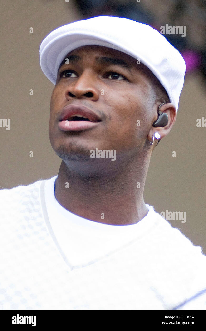 Singer neyo hi-res stock photography and images - Alamy