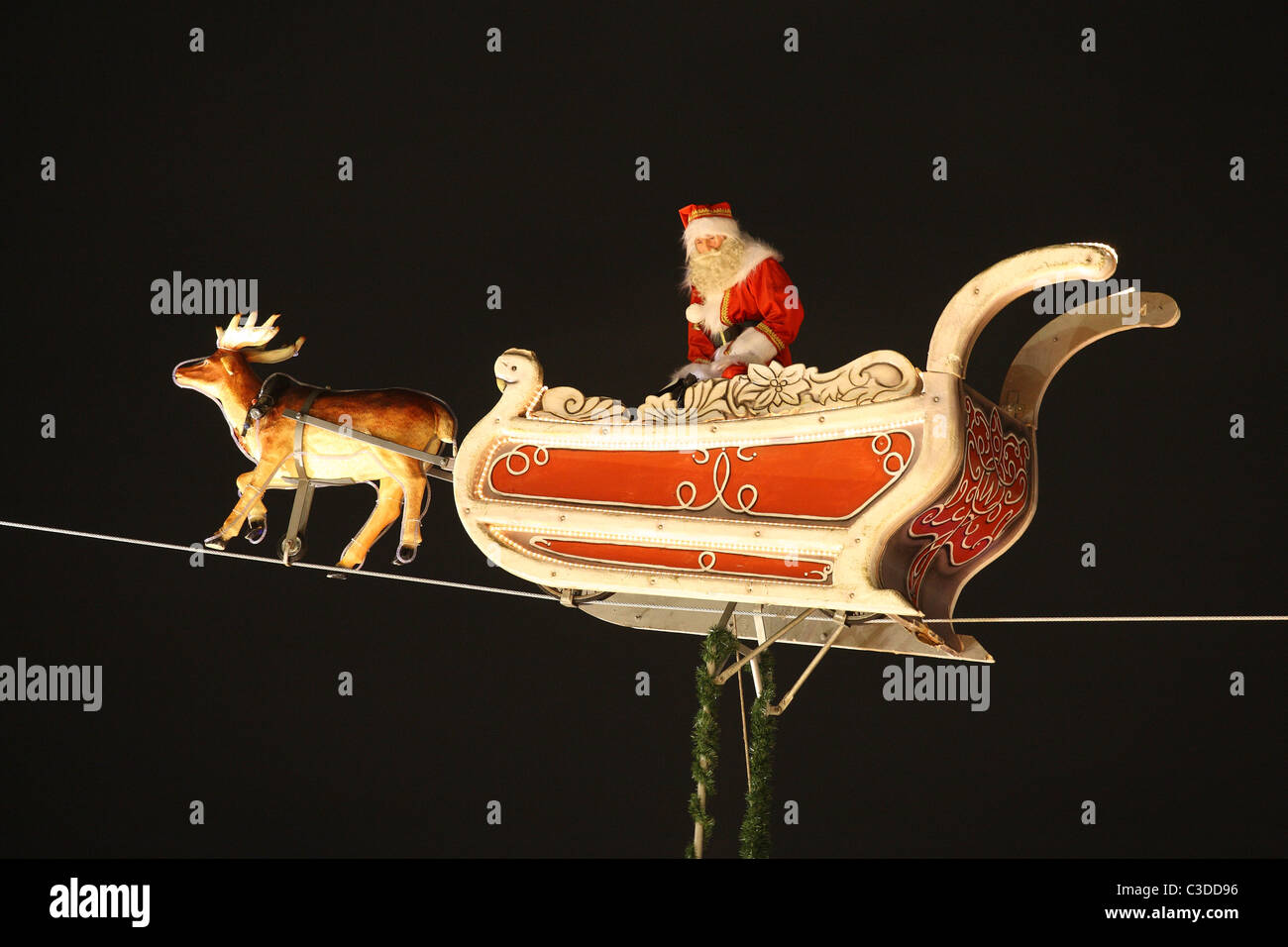 Santa claus sleigh city hi-res stock photography and images - Alamy