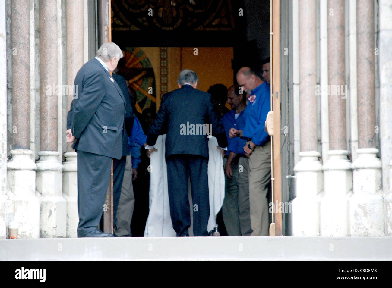 Atmosphere Mourners gather for the funeral of pitchman Billy Mays at St ...