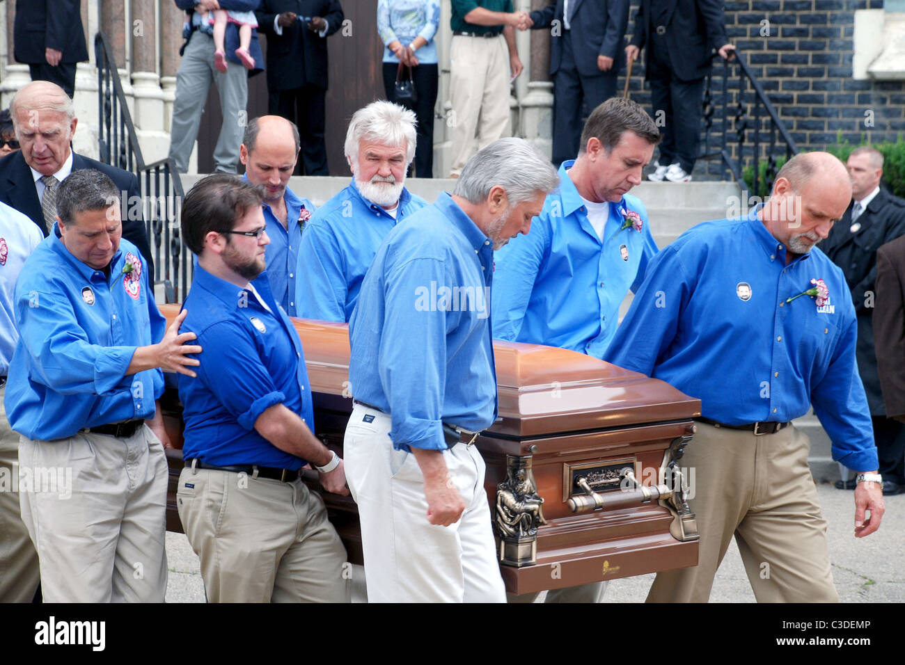 Pallbearers carry the casket of Billy Mays, including Anthony 'Sully ...