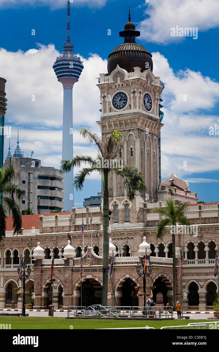 Clock tower of Sultan Abdul Samad with a taxi passing, Merdeka Square ...