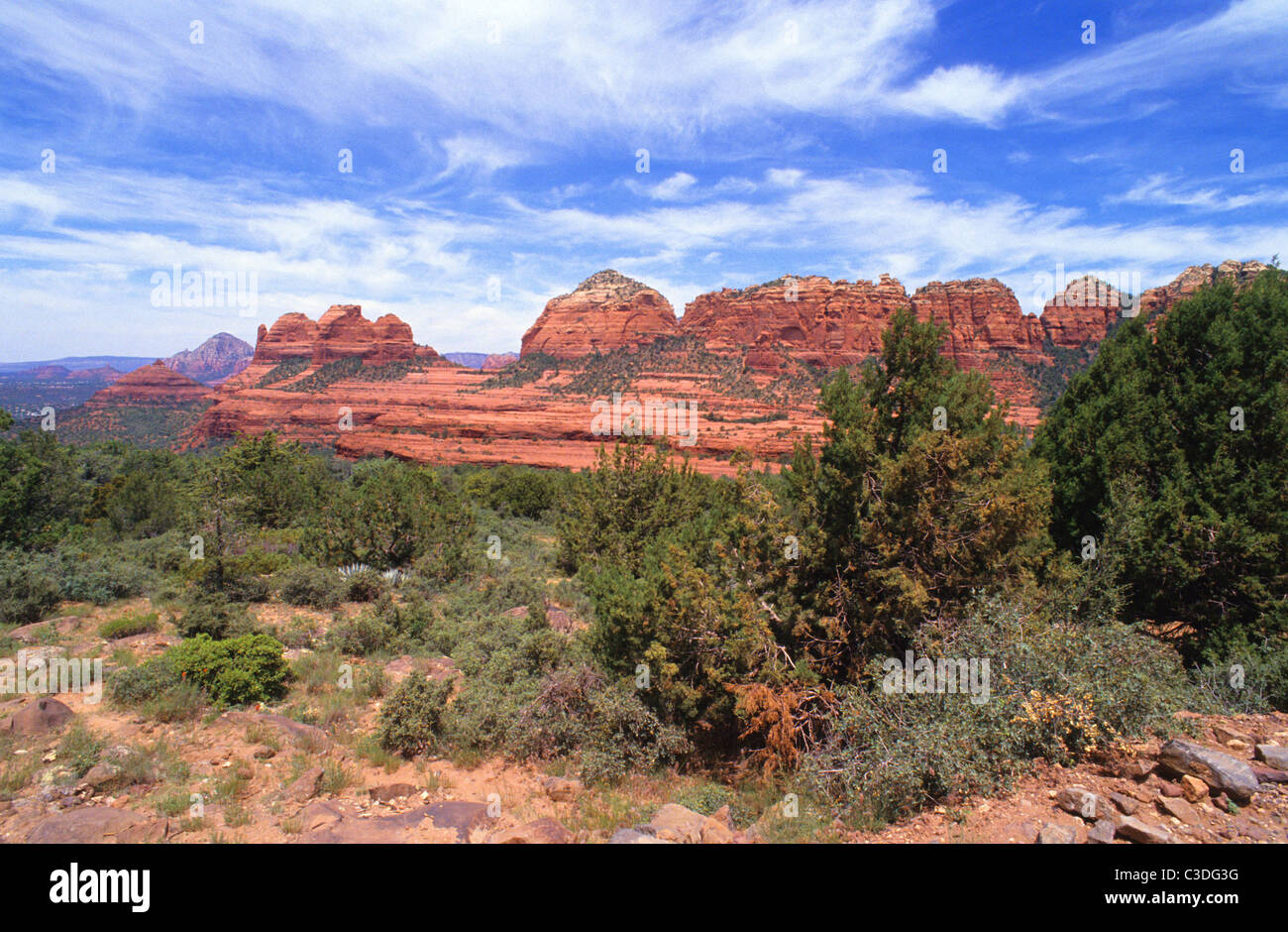 Sedona's main attraction is its stunning array of red sandstone ...