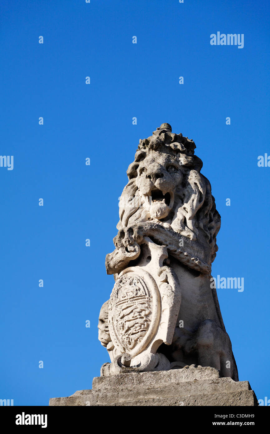 Buckingham palace walls hi-res stock photography and images - Alamy