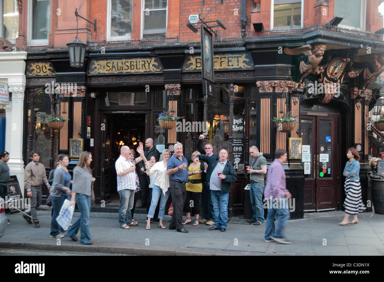 Crowd outside pub uk hi-res stock photography and images - Alamy