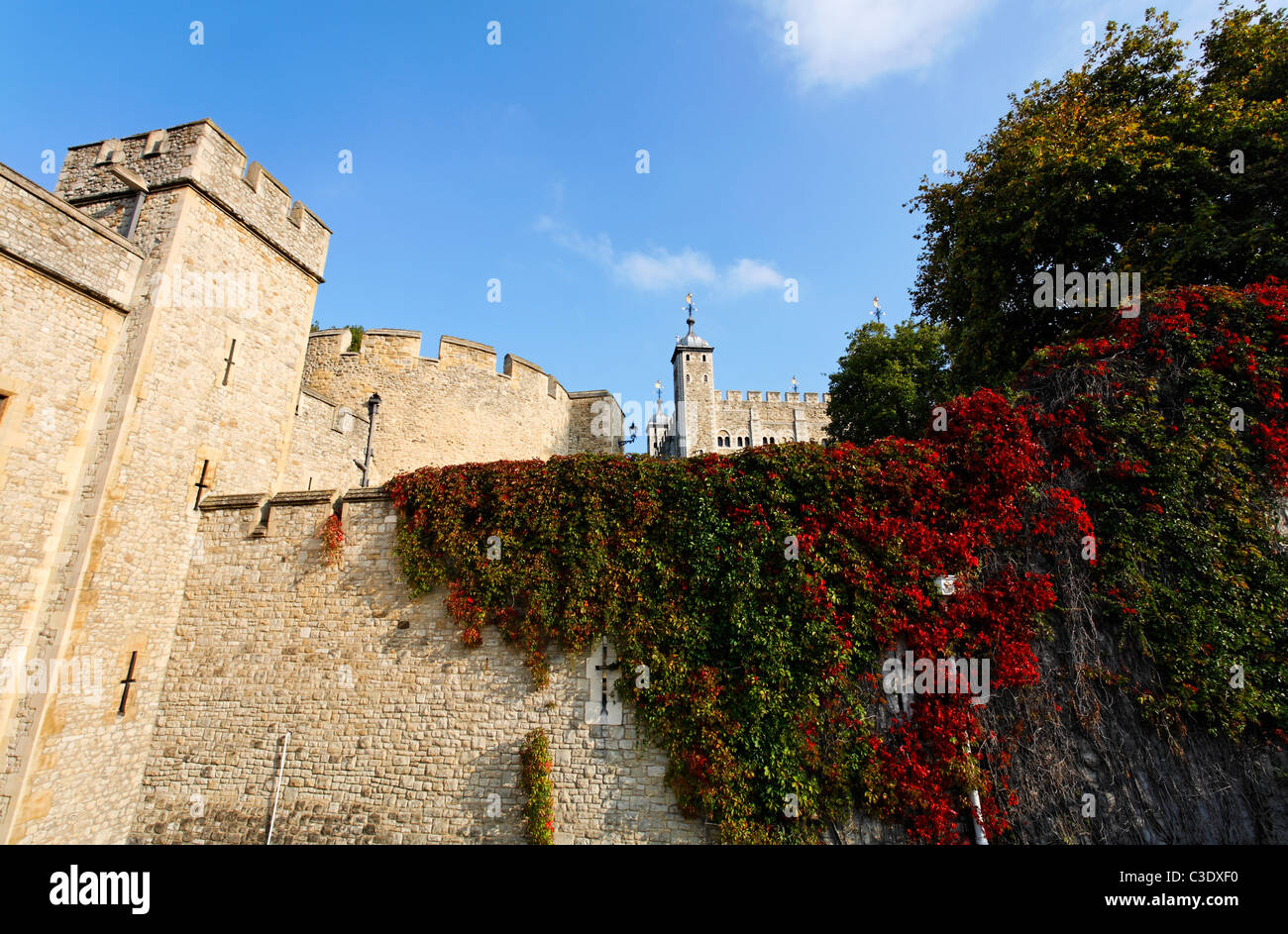 Wall of tower of london hi-res stock photography and images - Alamy