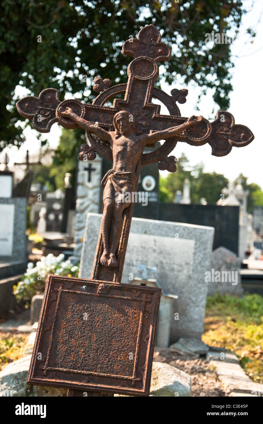 A statue of Jesus Christ on a graveyard Stock Photo - Alamy