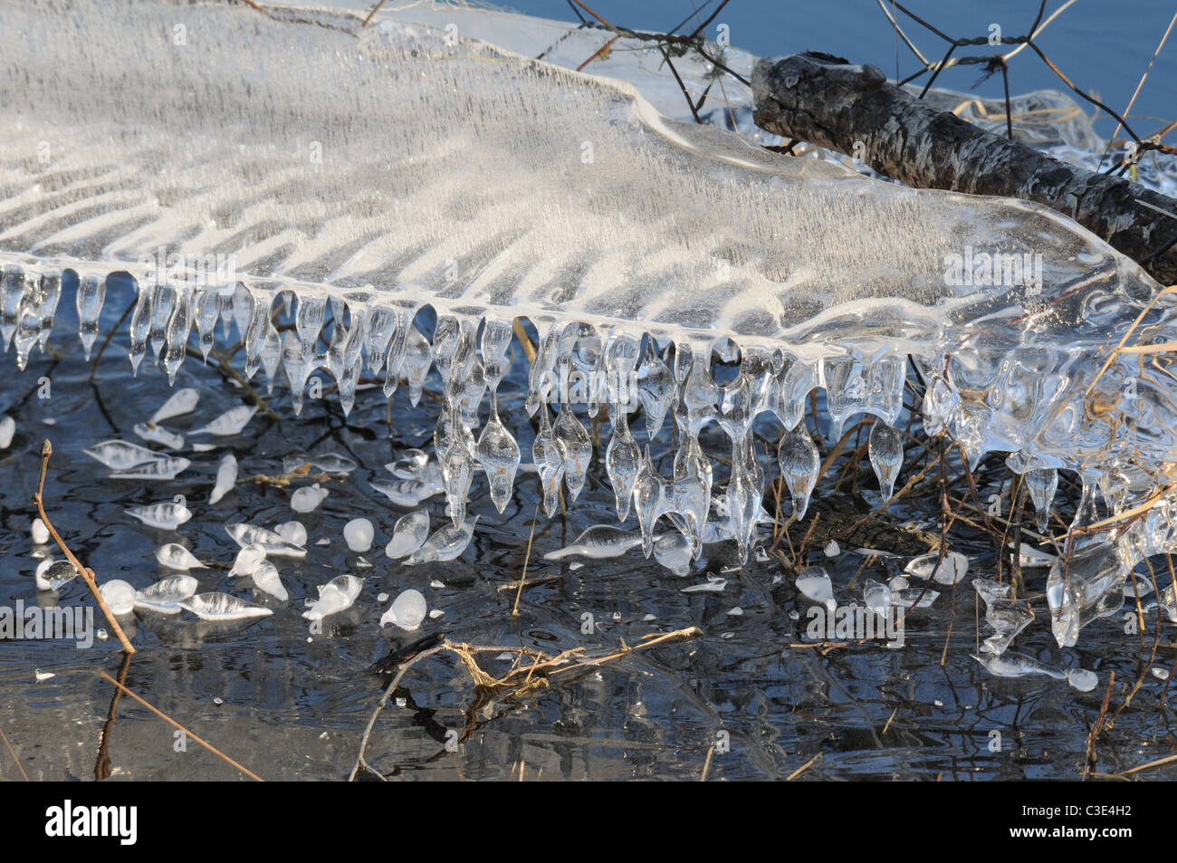 Icicles, old wire mesh fence, H2O in solid form Stock Photo - Alamy